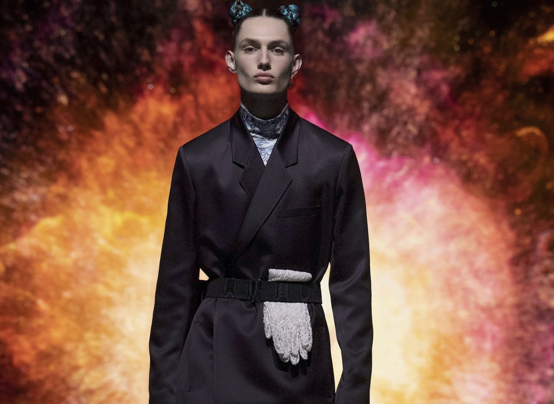 Приталенные пиджаки и яркие сумки на показе Dior Men