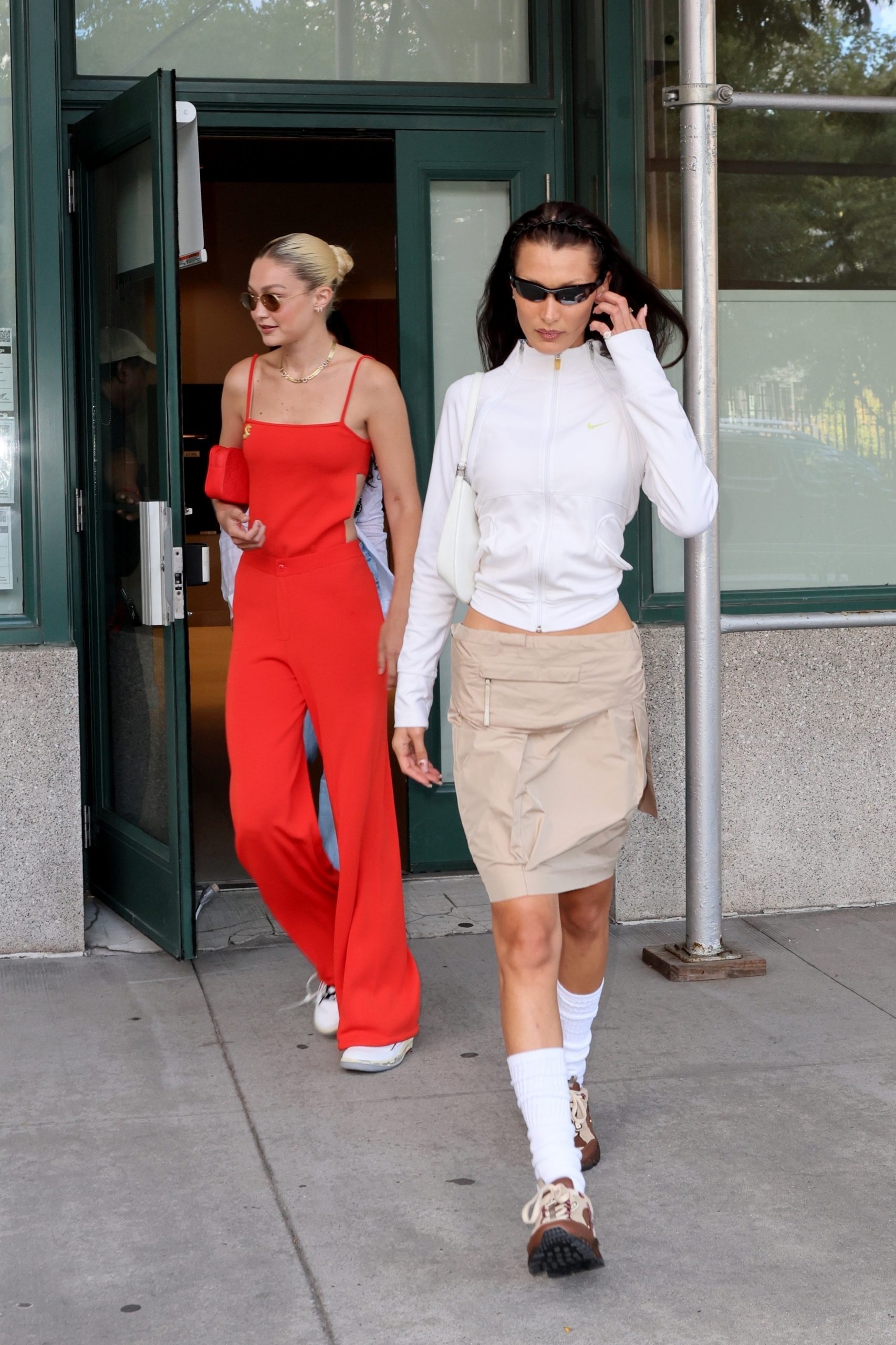 Битва образов: Джиджи Хадид в безумном красном и Белла нежном белом